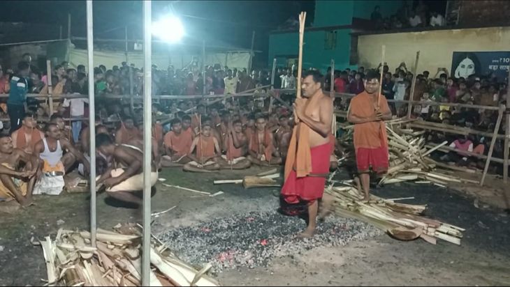 Devotees walked on fire during Gajan festival, Jai Bhole echoes in ...