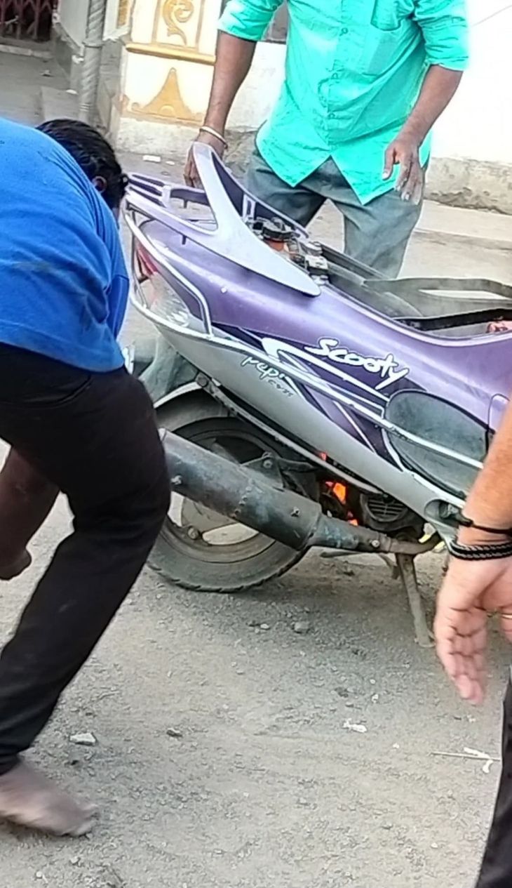 Fire broke out in scooter, controlled, accident averted | स्कूटी में लगी आग, पाया काबू, हादसा ...