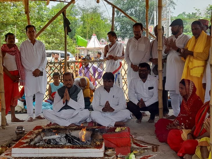 Former Home Minister Subodh Kant Sahay arrived, performed puja-archana ...