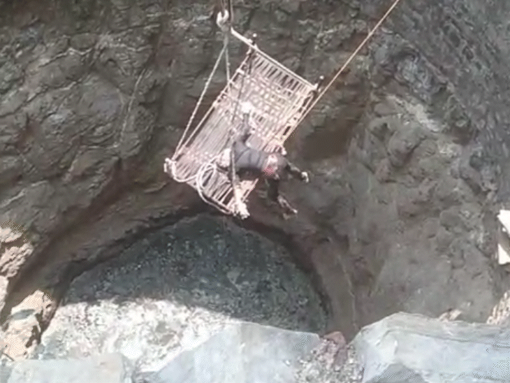 Video of removing dead body from the well in Manasa