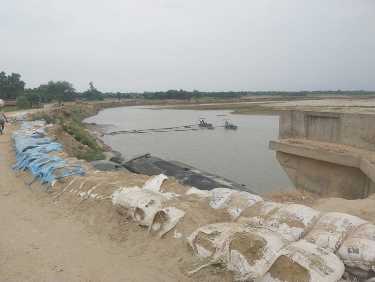 The approach to the bridge of Saryu river was cut | सरयू नदी के पुल का ...