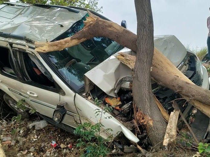 Safari car out of control at Maghara crossing | मगहरा चौराहे पर सफारी ...