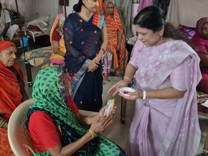 In the old age home of Seoni Malwa, tell the elderly about their rights ...