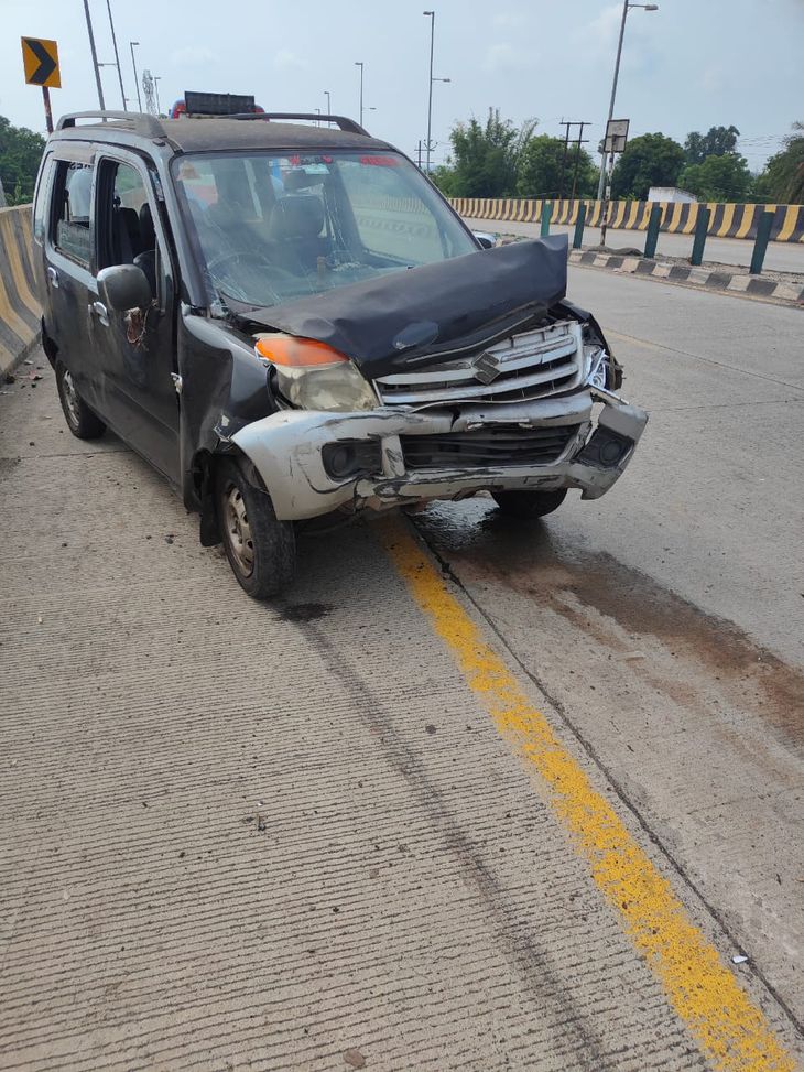 Car crashed on flyover, four people got minor injuries