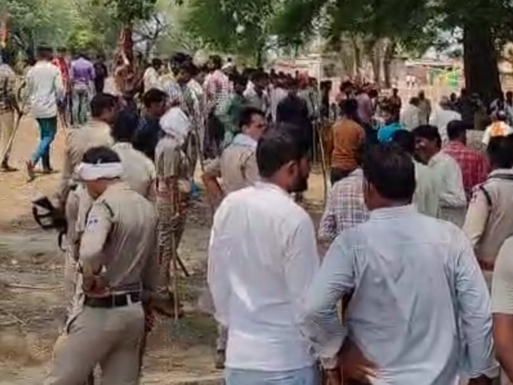 Tension in Kherai village due to temple land dispute | खेत जोतने गए ...