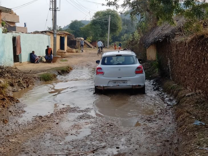 Waterlogging on the Fulidumar-Bhaura turn road | फुल्लीडुमर-भौरा मोड़ ...