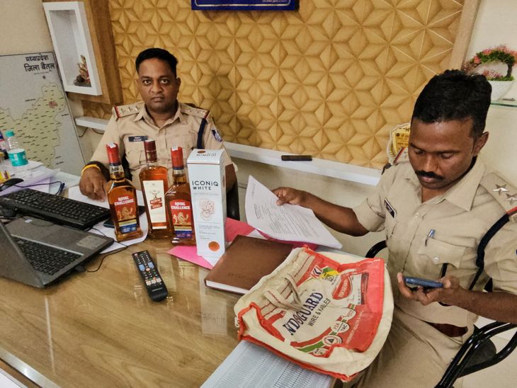 Home delivery despite liquor ban in Multai | मुलताई में शराबबंदी के ...