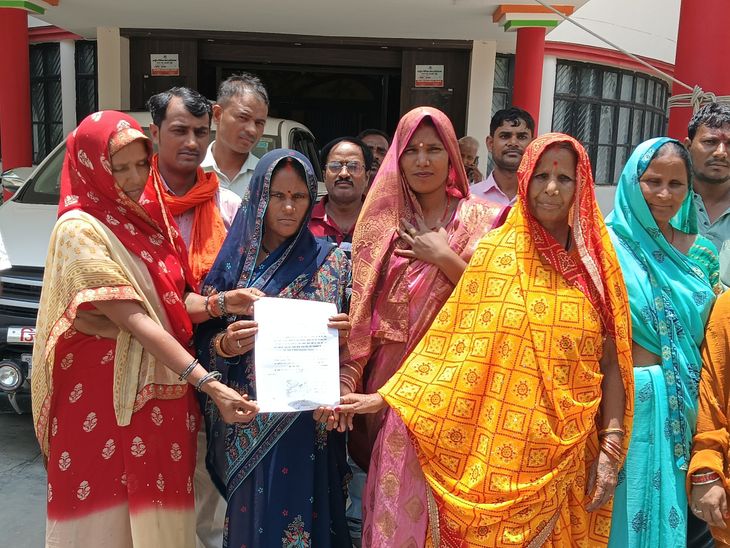 Rural women demonstrated in Nautanwa | नौतनवां में ग्रामीण महिलाओं ...