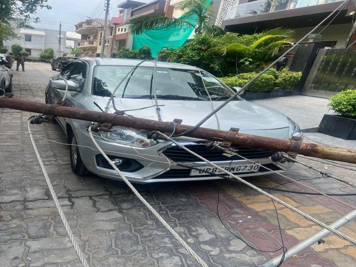 An electric pole fell on a businessman's car in Mathura | मथुरा में ...