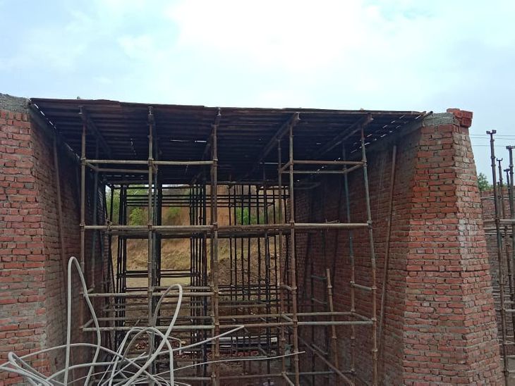 The lintel of the bridge under construction in Chitrakoot collapsed ...