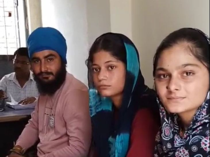 12th paper given to 10th class students in Bhitarwar | भितरवार में ...