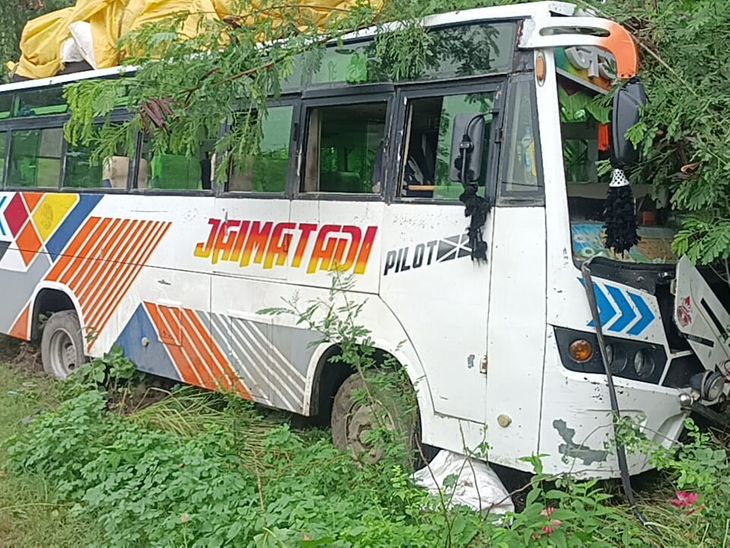 Uncontrolled bus collided with a tree in Pakribarawan, co-driver died ...