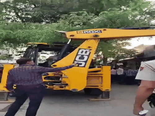 Gurugram MCG Clears Illegal Encroachments on Khanda Road