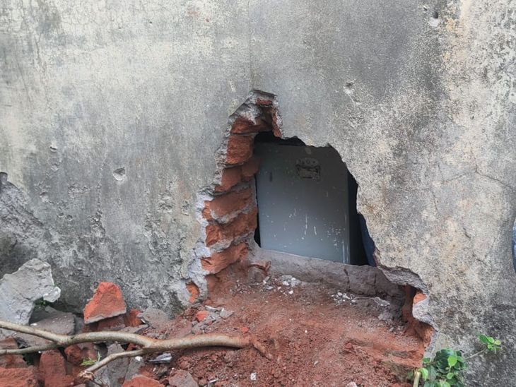 Thieves broke in by making a hole in the wall | दीवार में सुराख कर ...