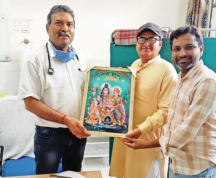 Dr. Balesh was honored for his services in the hospital | अस्पताल में ...
