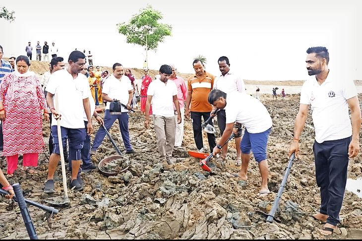 Shramdaan for cleaning the pond in the campaign 'Sarovar Hi Hamari ...