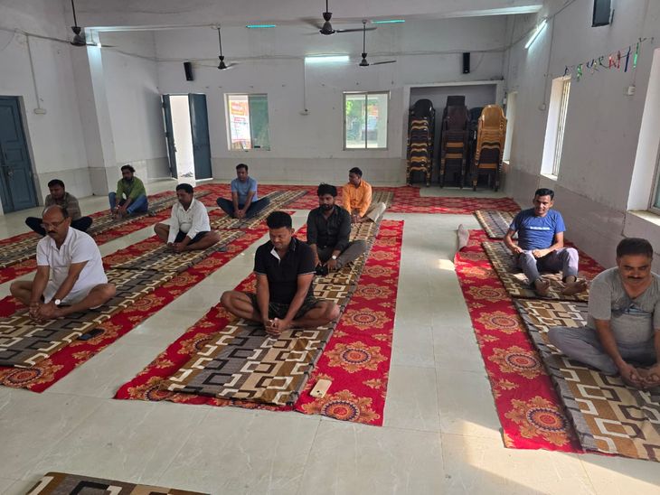 Mass yoga practice in Parshurampur on World Yoga Day | विश्व योग दिवस ...