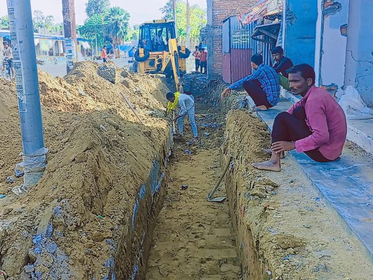 Drainage work continues on Mahadeva-Ramnagar road | महादेवा-रामनगर ...