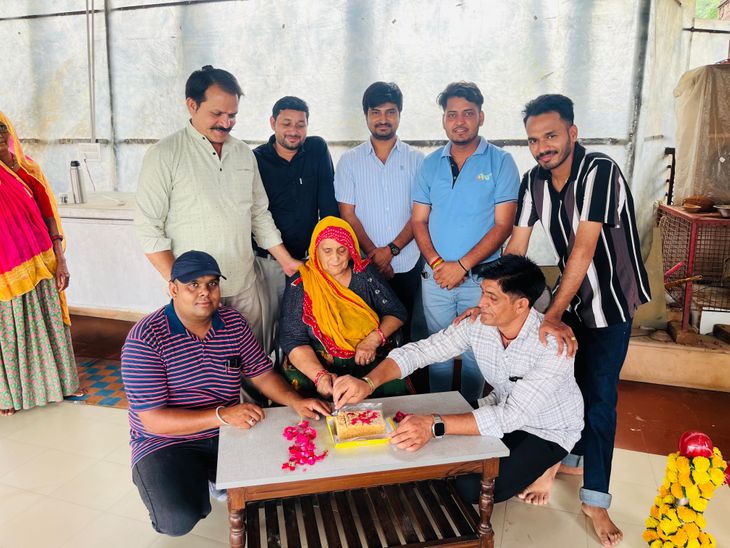 On the birthday of former Chaumu MLA Sharma, his mother cut the cake ...