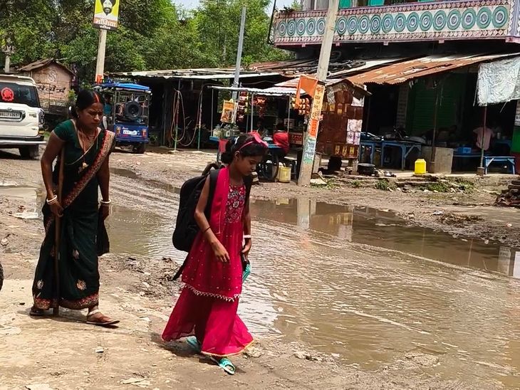 The road of Govindpur Bartalla Chowk became a pond due to rain | बारिश ...
