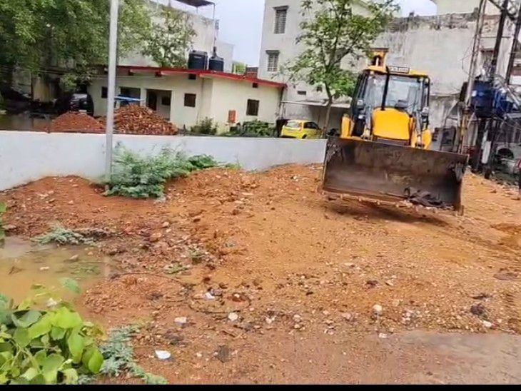 Water filled in Niwari's Kotwali police station | निवाड़ी के कोतवाली ...