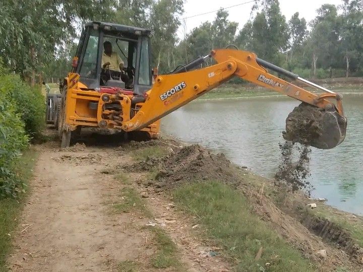 A path was made for the broken pond in Rudauli | रुदौली में टूटा तालाब ...