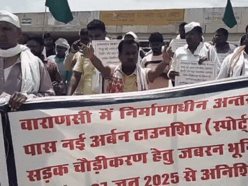Varanasi News Farmers took out a march in Varanasi, protesting against ...