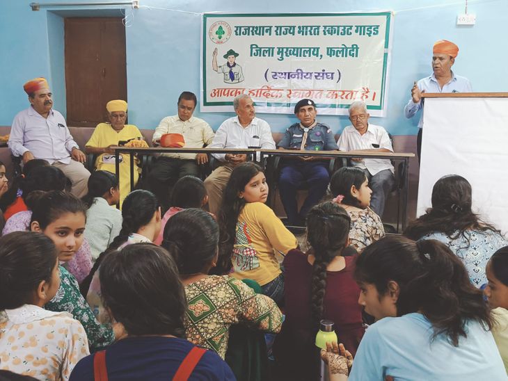 Painting taught to children in skill development camp | कौशल विकास शिविर में बच्चों को सिखाई ...