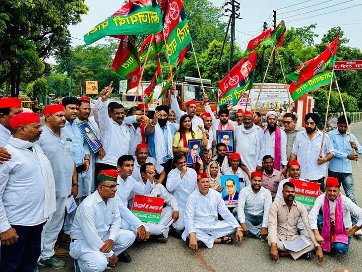 Protest against closure of 27965 schools in UP | यूपी में 27965 स्कूल ...