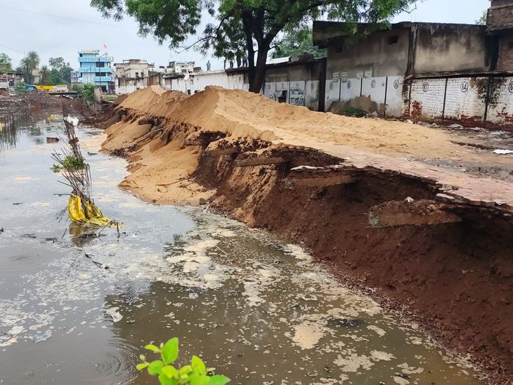 The wall of the hawker zone collapsed in Mandla | मंडला में हॉकर जोन की ...