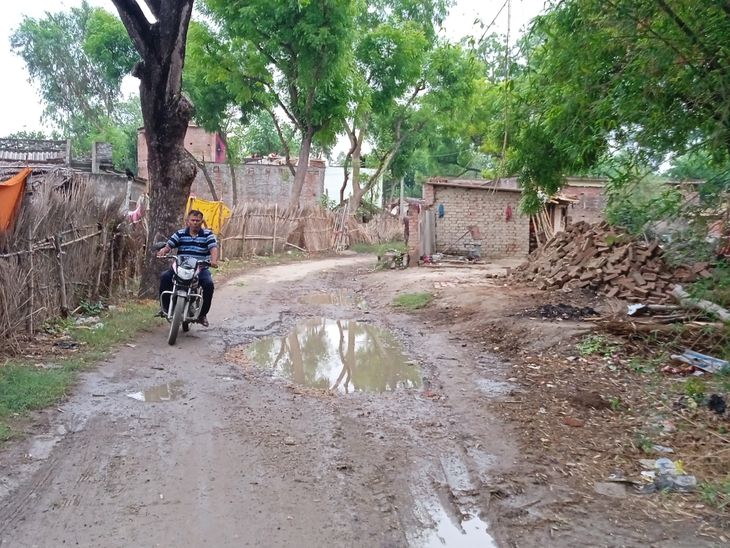 Destroyed road in Imli village | इमली गांव में ध्वस्त सड़क: बारिश में ...