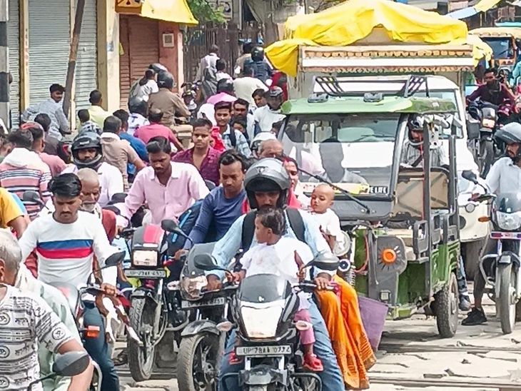 The railway gate opened late in Achalda of Auraiya