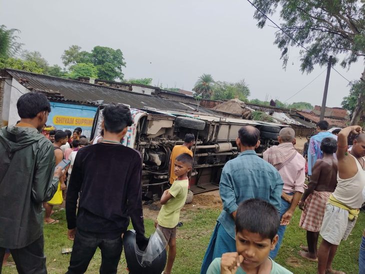 The bus overturned while trying to avoid a Hiva, one passenger seriously injured | हाइवा से बचने ...