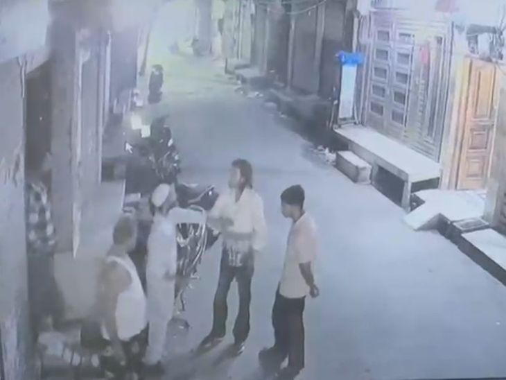 Firing at the house of a cloth merchant in Meerut | मेरठ में कपड़ा ...