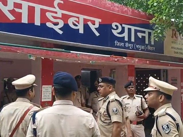 DIG inspected the cyber police station in Kaimur Bihar | साइबर थाने का ...