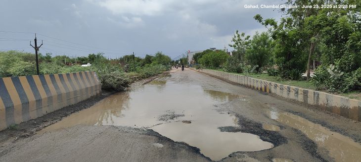 The approach road of the old Baisali river bridge collapsed, deep ...