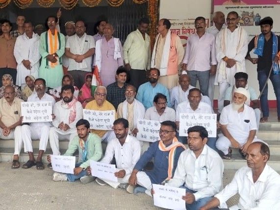 Protest against closure of 5000 schools in UP | यूपी में 5000 स्कूल बंद ...