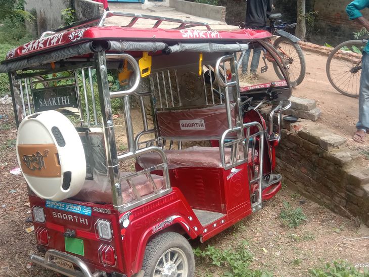E-rickshaw went out of control in Itwa
