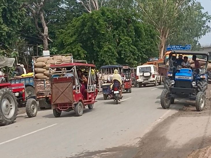 Traffic jam in Kannauj due to trolleys loaded with corn | मक्का लदी ...