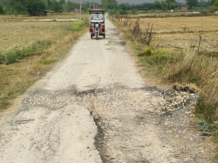The main road of Nonar in Raebareli is dilapidated | रायबरेली के नोनार ...