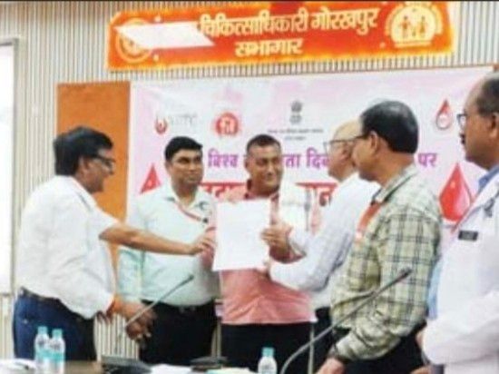 Social worker honored for blood donation in Bansgaon | बांसगांव में ...