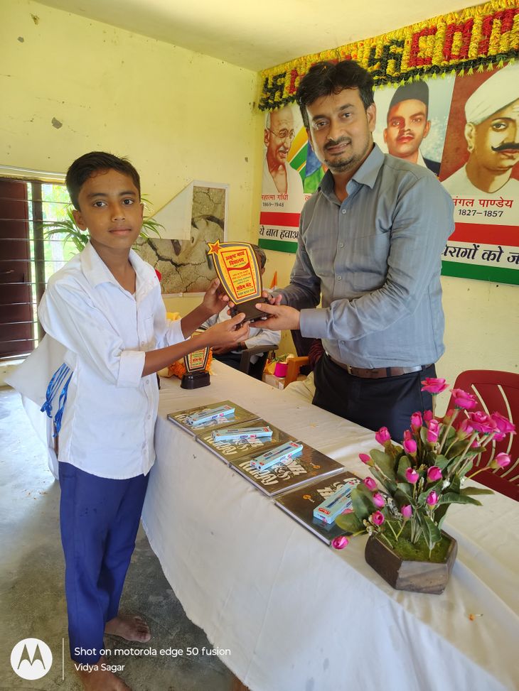 In the encouragement and felicitation ceremony, 4 students were ...