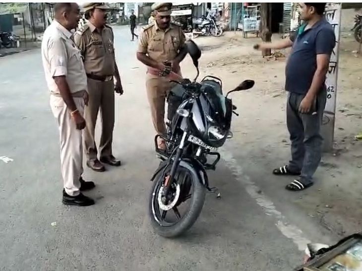 Checking of two wheelers in Wazirganj