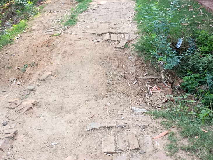 Broken road in Majhilaha becomes a problem | मझिलहा में टूटा खड़ंजा बना ...