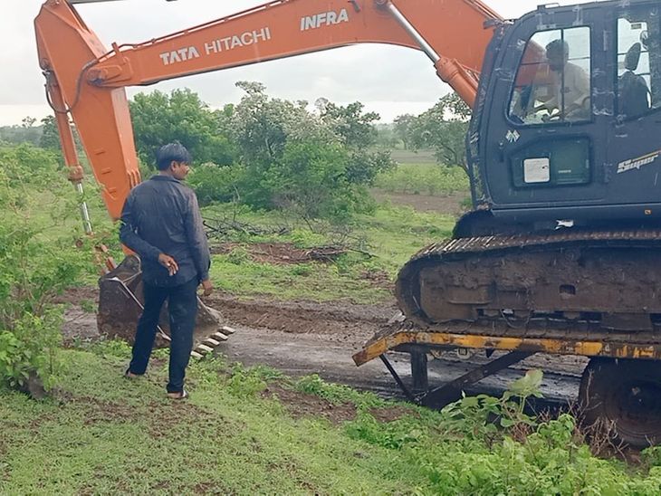 Poklane machine and dumper seized from trenching ground in Ashta ...