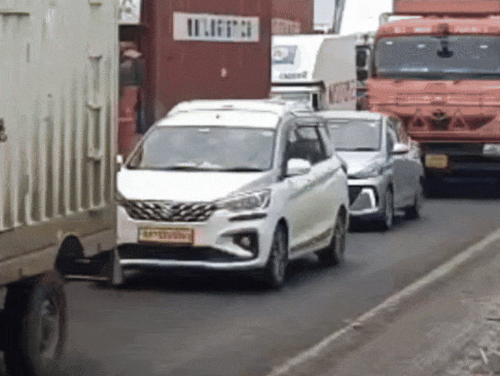 A bridge is being built on the Dewas-Indore road, causing traffic jams