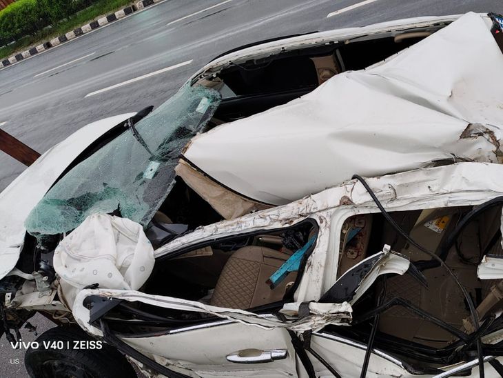 Car collided with divider in Karhal | करहल में डिवाइडर से टकराई कार: क ...