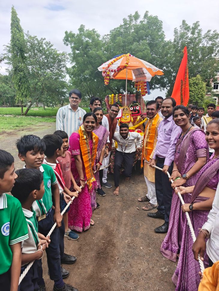 Lord Jagannath's chariot procession taken out in Khargon | भगवान जगन्नाथ की रथ यात्रा निकाली ...