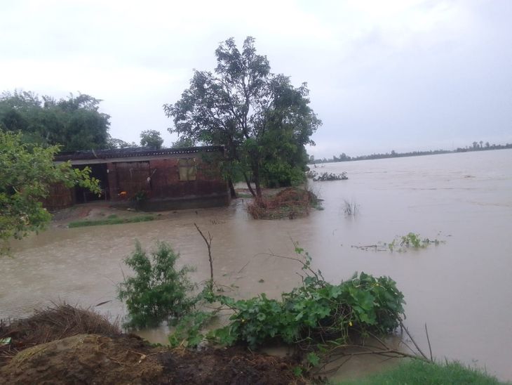 Flood water in Sharda river reached the roads | शारदा नदी में बाढ़ का ...