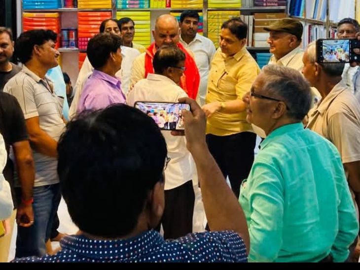 Former MLA of Gosaiganj met the traders